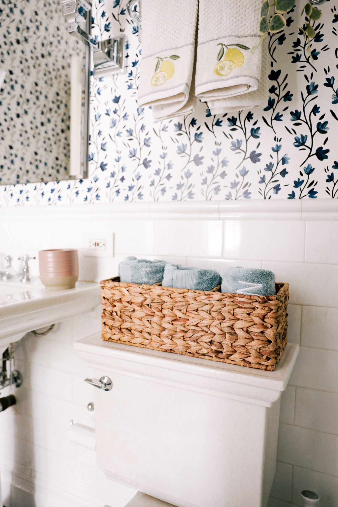 Lucy's Lemon Bathroom | Kelly in the City | Lifestyle Blog