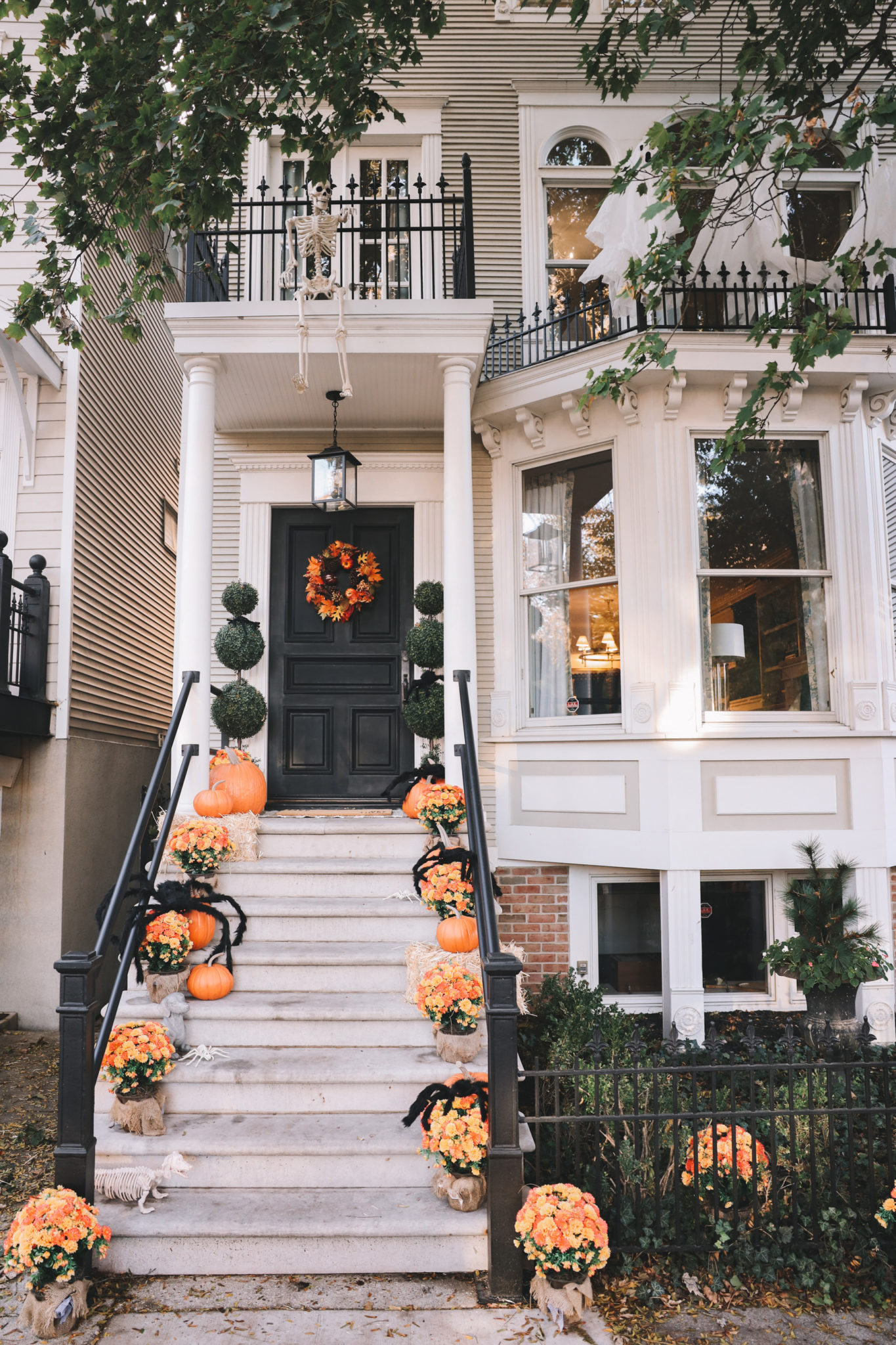 Front Stoop Fall + Halloween Decor | Kelly in the City